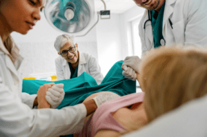 Is it safe to eat in Labor? Here's the evidence on eating in labor.